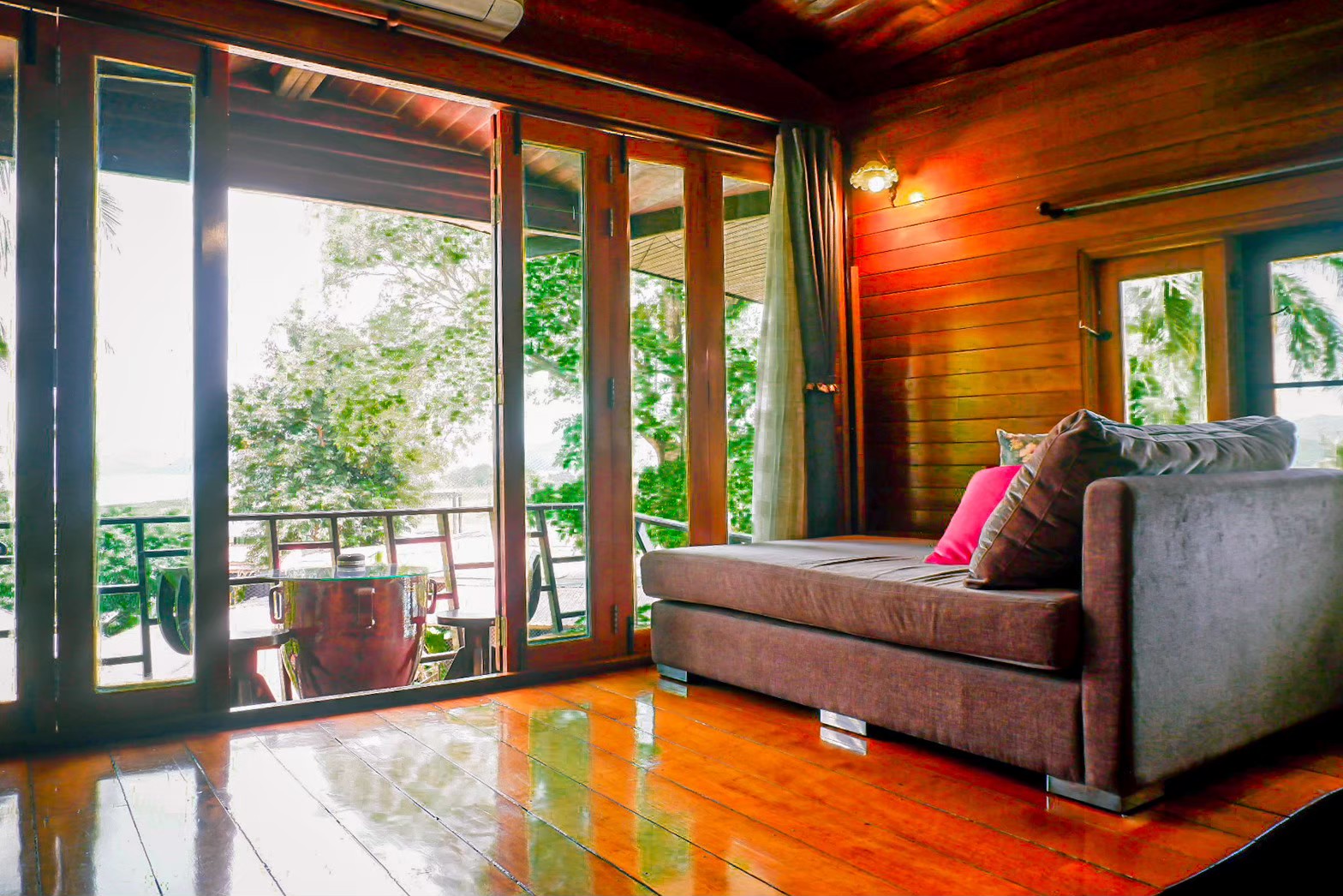 Kaengkrachan Boathouse Paradise Resort - ที่พักแก่งกระจาน